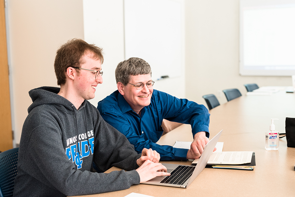 IC students among 2022 Golden Apple Scholars | Illinois College