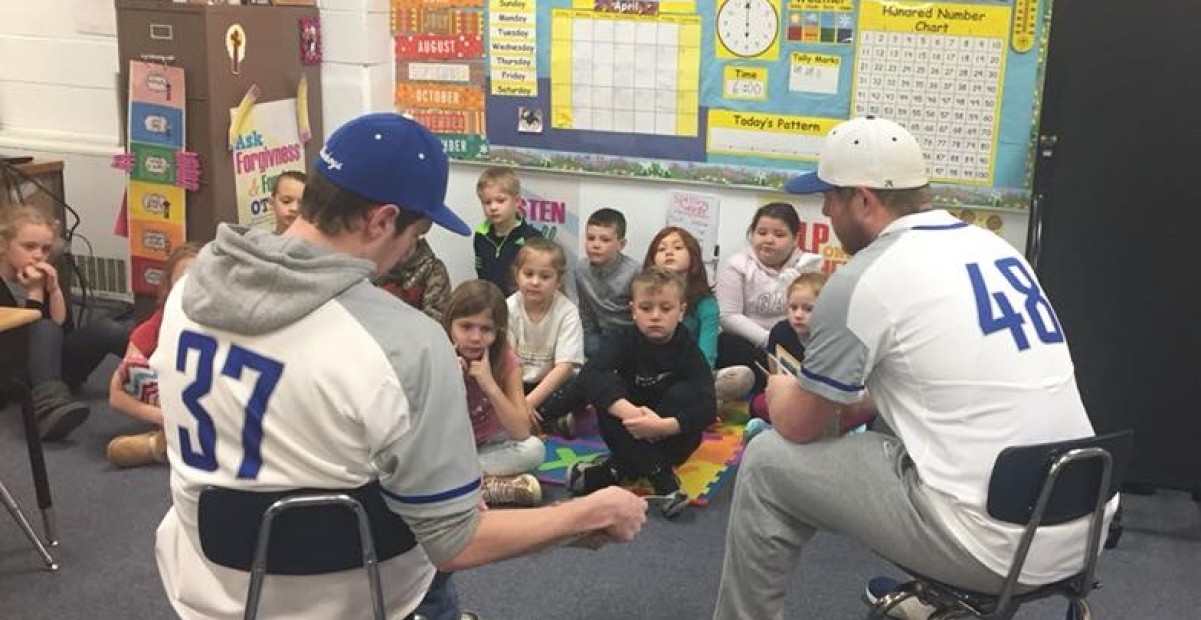 IC student-athletes donate time to read to area kids | Illinois College